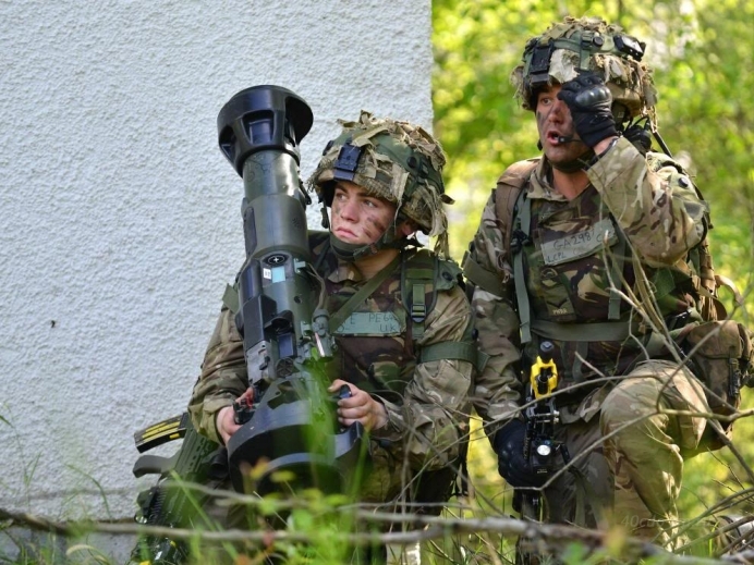 Ручной противотанковый гранатомет NLAW / British Main Battle Tank and ...